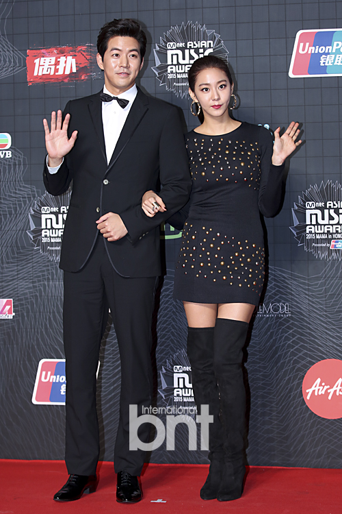 [bnt포토] 이상윤-유이 '새로운 커플 케미 발견' (2015 MAMA) | bnt뉴스