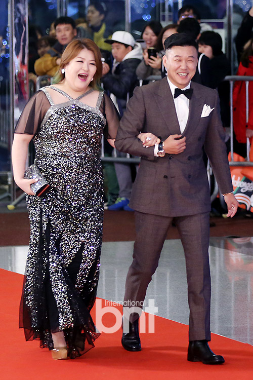 [bnt포토] 이국주-홍록기 '레드카펫은 즐거워요~' (SBS 연예대상) | bnt뉴스