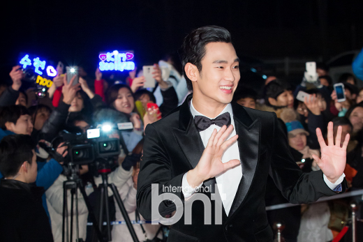 [bnt포토] 김수현 '(양손으로) 반가워요~'(kbs연기대상) | bnt뉴스