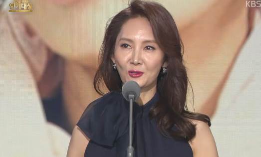 ‘2015 KBS 연기대상’ 채시라, 최우수 연기상 여자 부문 수상 | bnt뉴스