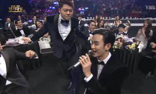 ‘2015 KBS 연기대상’ 전현무, 김수현 요들송 맞춰 막춤 작렬 | bnt뉴스