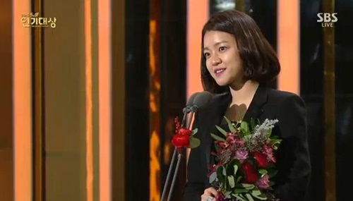 ‘2015 SBS 연기대상’ 고아성 “숨어있는 제 지지자들께 감사” | bnt뉴스