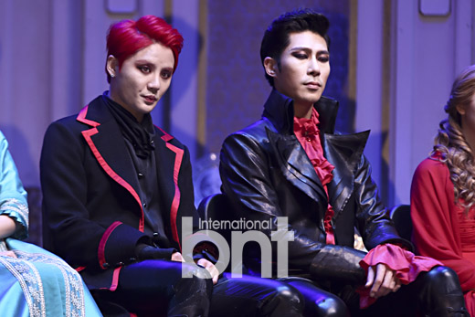 [bnt포토] JYJ 김준수-박은석 '두 드라큘라의 상반된 매력' | bnt뉴스