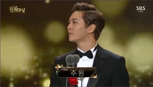 ‘2015 SBS 연기대상’ 주원, 대상 수상…“사람 냄새 나는 배우 되겠다” | bnt뉴스