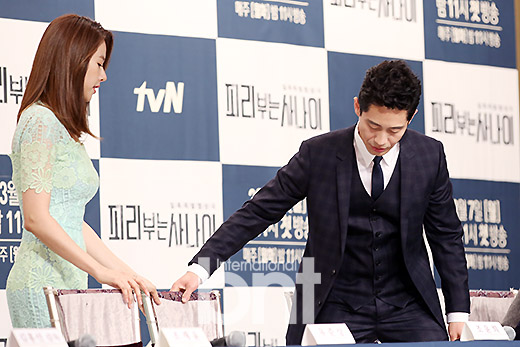 [bnt포토] 신하균, 조윤희에 시크한 의자매너 | bnt뉴스