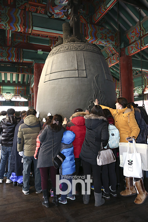 [bnt포토] '2016년 설날' 보신각 종에 소원 비는 시민들 | bnt뉴스