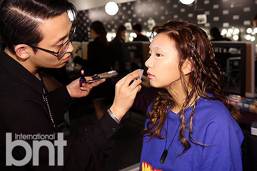 [bnt포토] 이호정, 메이크업 도중에도 빛나는 미모 (SFW 백스테이지) | bnt뉴스