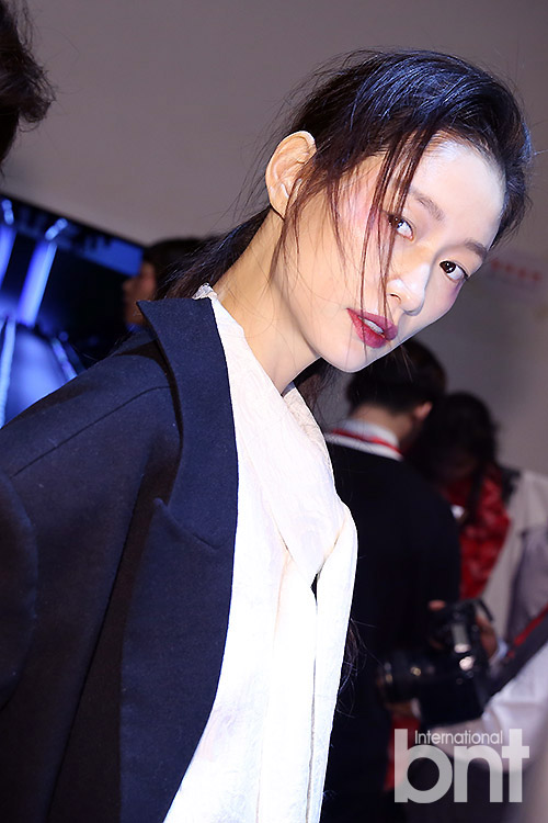 [bnt포토] 박세라, 앞머리 사이로 강렬한 눈빛 (SFW 백스테이지) | bnt뉴스