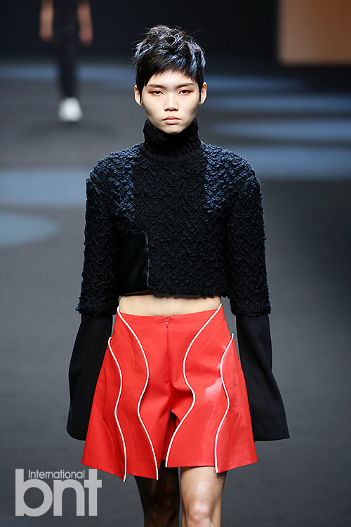 [bnt포토] 16 F/W 헤라 서울패션위크 쿠만 유해진 패션쇼 '강렬한 블랙앤레드' | bnt뉴스
