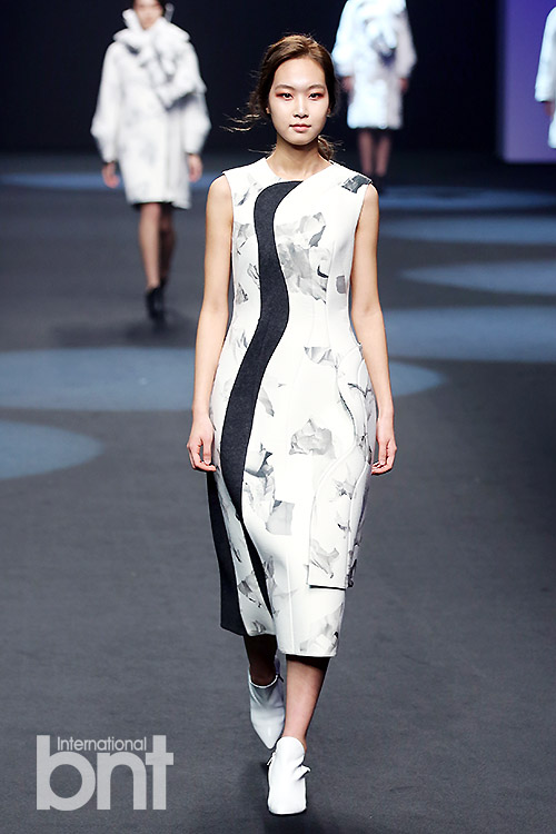 [bnt포토] 16 F/W 헤라서울패션위크 쿠만유해진 패션쇼 'S라인 강조한 롱원피스' | bnt뉴스