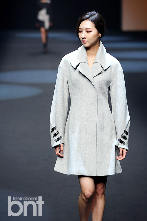 [bnt포토] 쿠만 유해진 16 F/W 컬렉션 '여성미 돋보이는 하프코트' (서울패션위크) | bnt뉴스