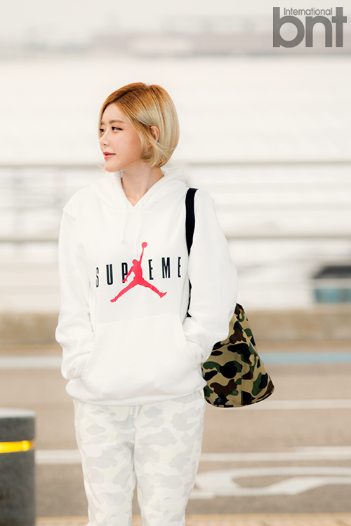 [bnt포토s] '오늘은 여성여성' DJ소다 '그녀의 출국길, 수줍음이 매력적' | bnt뉴스