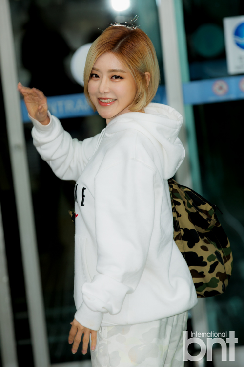 [bnt포토s] '오늘은 여성여성' DJ소다 '그녀의 출국길, 수줍음이 매력적' | bnt뉴스