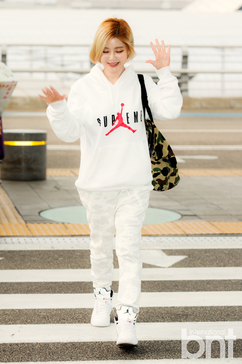 [bnt포토s] '오늘은 여성여성' DJ소다 '그녀의 출국길, 수줍음이 매력적' | bnt뉴스