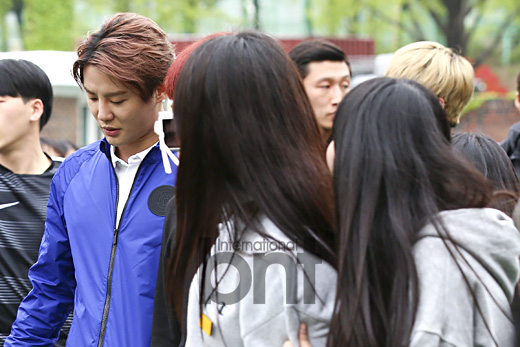 [bnt포토] JYJ 김준수 '여고생들의 시선을 싹쓸이' | bnt뉴스