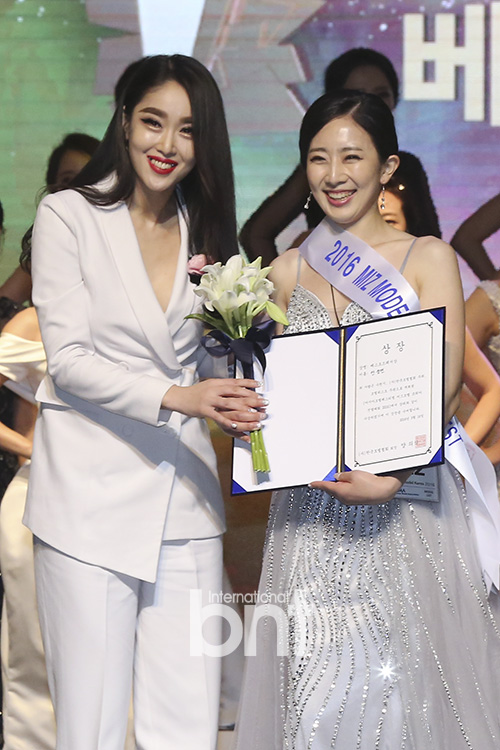 [bnt포토] '2016 미즈 모델 코리아 베스트 드레서 안설연 '기쁨을 감출 수 없는 웃음' | bnt뉴스