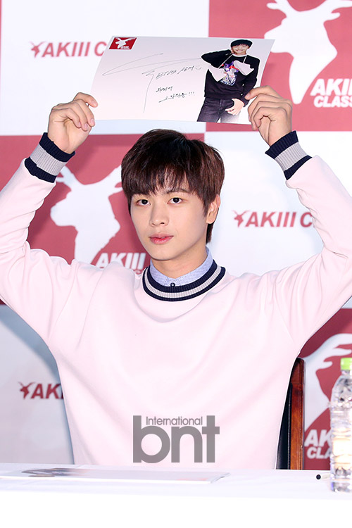 [bnt포토] 비투비 육성재 이렇게 들면 되나요 Bnt뉴스