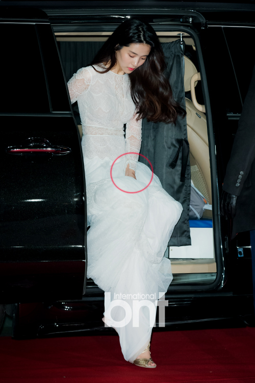 [bnt포토s] '시작이 절반', 2016 청룡영화제 레드카펫을 수놓은 여배우들이 차에서 내리는 특별한 법 | bnt뉴스