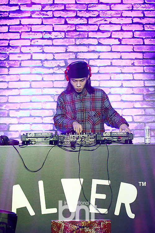 [bnt포토] DJ 랜디야츠 '빠져드는 디제잉' | bnt뉴스