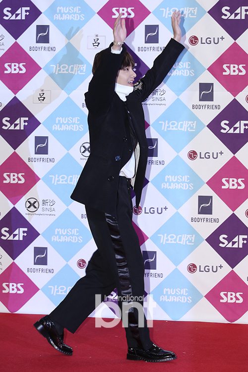 [bnt포토] 방탄소년단 뷔 '등장부터 깨방정~'(2016 SBS가요대전) | bnt뉴스