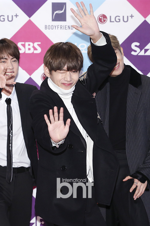 [bnt포토] 방탄소년단 뷔 '짜잔~'(2016 SBS가요대전) | bnt뉴스
