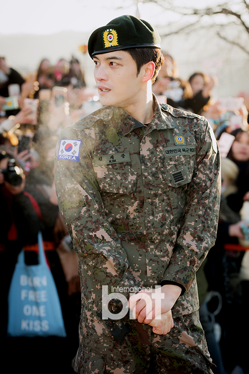 [bnt포토s] '한파는 그저 거들 뿐' 김재중 '뭐든 화보로 만들어내는 위엄' | bnt뉴스