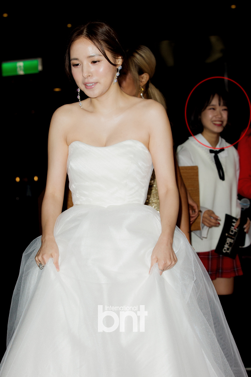 [bnt포토s] '이 조합, 강추요' 전소미-최유정 '아이오아이 2016 kbs연예대상 레드카펫 mc체험기' | bnt뉴스