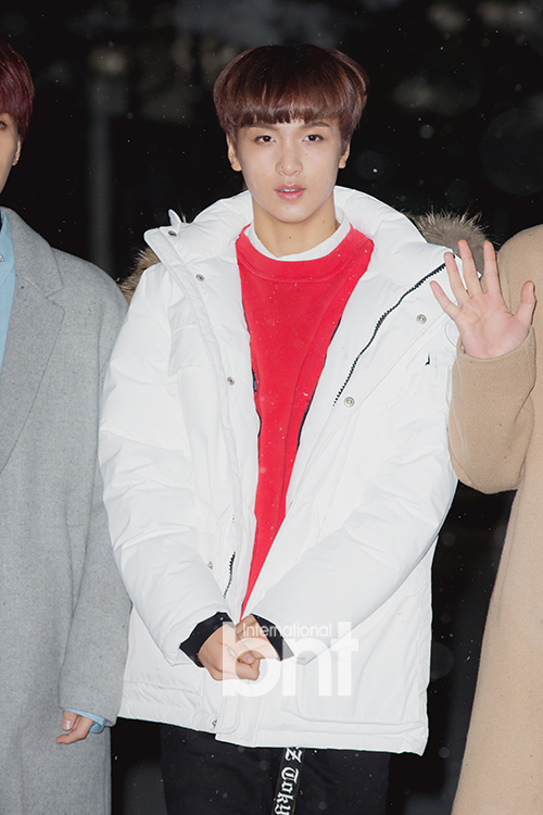 [bnt포토s] '처음아닌첫경험' NCT127, '뮤직뱅크' 출근길에서 새해 첫 포토타임 가진 사연은? | bnt뉴스