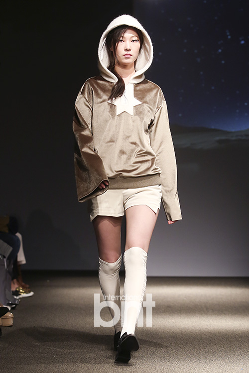 [bnt포토] '패션코드 2017 F/W 라이 패션쇼' , 후드티마저 멋스럽게 | bnt뉴스