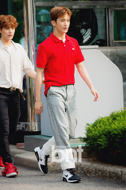 [bnt포토] NCT127 마크 '남자의 셔츠는 레드죠' | bnt뉴스
