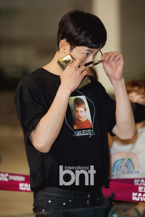 [bnt포토s] '얼굴인증도 각양각색' SM 아티스트들이 여권확인절차에 임하는 법' | bnt뉴스