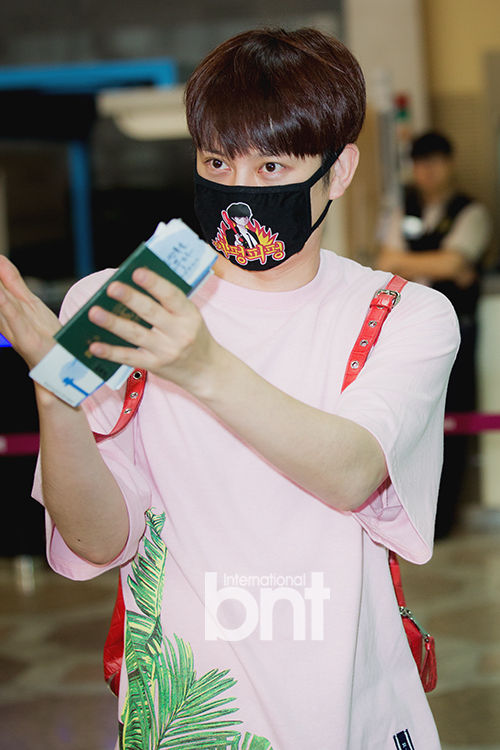 [bnt포토s] '여기는 미소타운' SM 아티스트들이 출국길에서 선사한 종합선물세트 | bnt뉴스