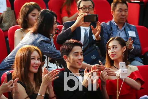 [bnt포토] '2017 MCT차이나스타 프로젝트' 런칭파티에서 실시간 팔로워 1위 선정되는 순간 | bnt뉴스