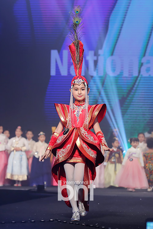 [bnt포토] 럭셔리브랜드 키즈모델 어워즈 TOP4 Enkhijin Battogtokh의 전통의상 패션쇼 | bnt뉴스