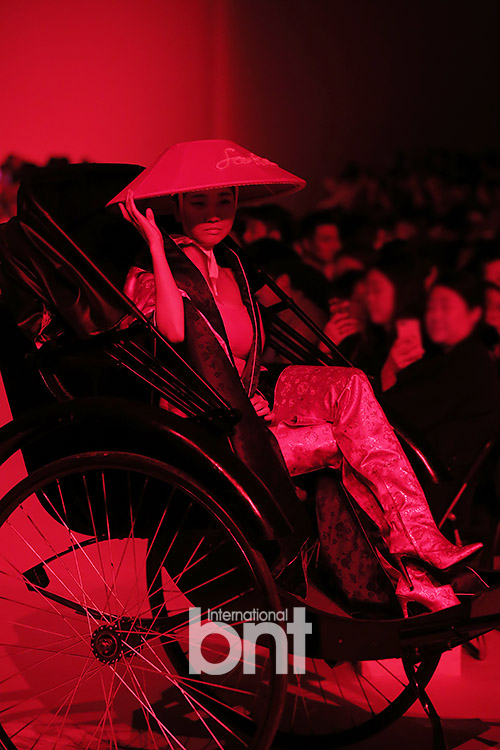 [bnt포토] 장윤주, 붉은 조명 아래 카리스마 눈빛 (YCH) | bnt뉴스