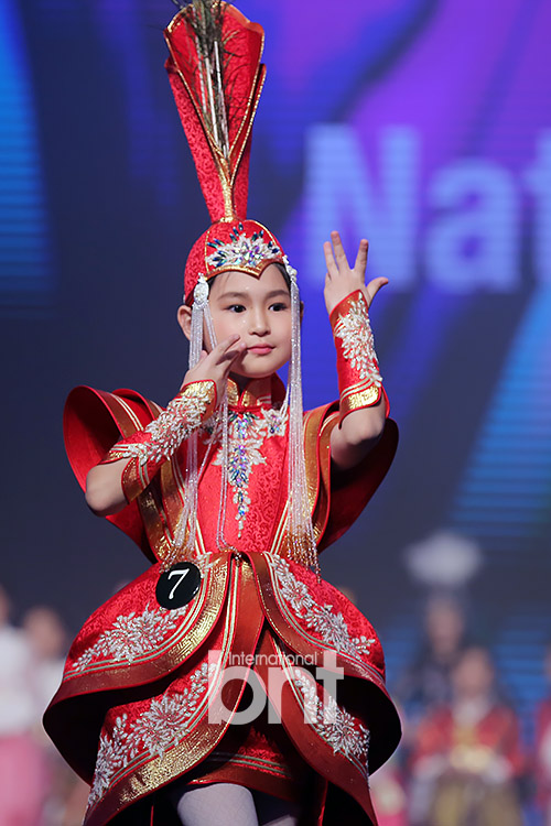 [bnt포토] 럭셔리브랜드 키즈모델 어워즈 TOP4 Enkhijin Battogtokh '손끝까지 우아하게' | bnt뉴스