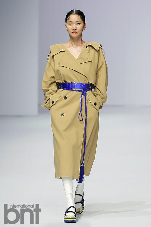 [bnt포토] 장윤주, 톱모델의 여유로운 캣워크 (YCH) | bnt뉴스