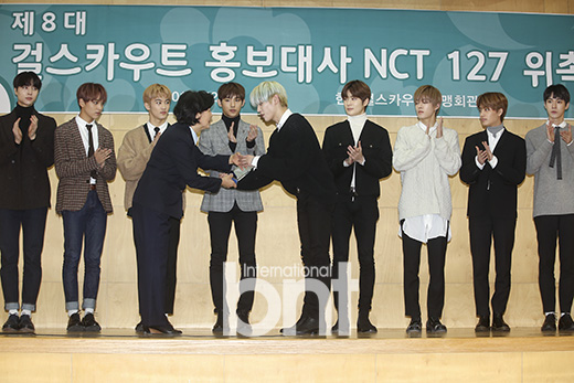 [bnt포토] 태용 'NCT 127 대표로 전달받는 위촉장' | bnt뉴스