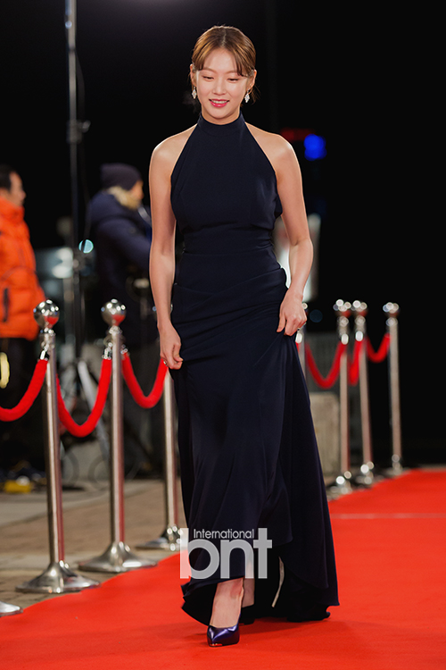 [bnt포토s] '비결은 손', 2017kbs연기대상 레드카펫에서 여배우들이 드레스 여신이 되는 법 | bnt뉴스