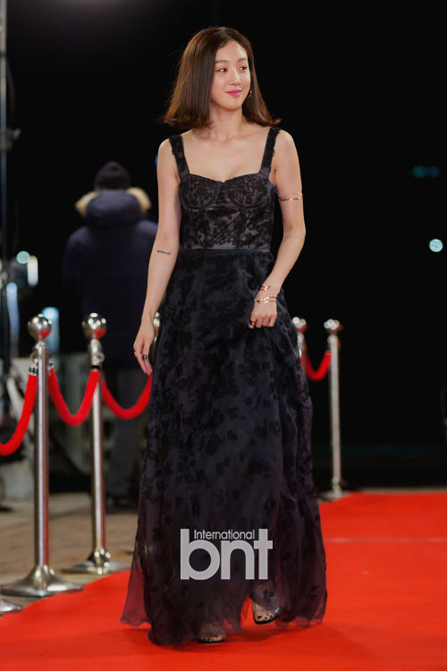 [bnt포토s] '비결은 손', 2017kbs연기대상 레드카펫에서 여배우들이 드레스 여신이 되는 법 | bnt뉴스