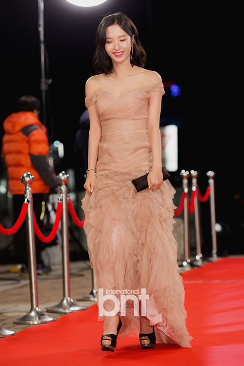 [bnt포토s] '비결은 손', 2017kbs연기대상 레드카펫에서 여배우들이 드레스 여신이 되는 법 | bnt뉴스