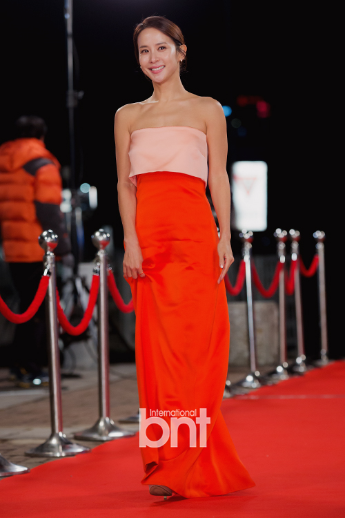 [bnt포토s] '비결은 손', 2017kbs연기대상 레드카펫에서 여배우들이 드레스 여신이 되는 법 | bnt뉴스