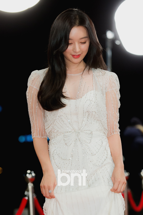 [bnt포토s] '비결은 손', 2017kbs연기대상 레드카펫에서 여배우들이 드레스 여신이 되는 법 | bnt뉴스