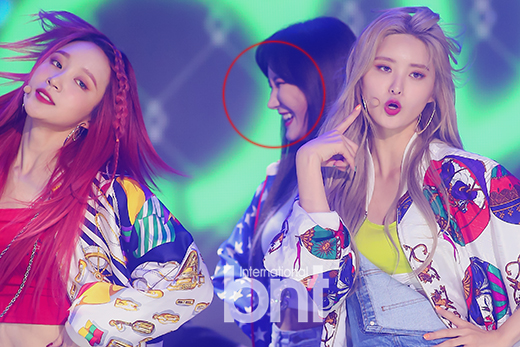 [bnt포토] EXID LE '하니-정화, 두 동생들 사이에서 빵 터진 맏언니' | bnt뉴스