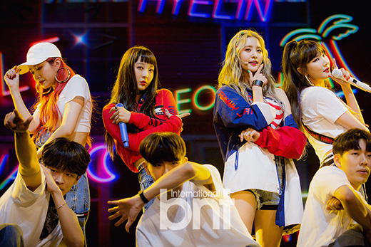 “한계 없는 그룹”...섹시 벗고 복고 입은 EXID의 ‘내일해’ (종합) | bnt뉴스