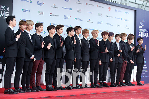 [bnt포토+] 'NCT 태용 뒤에 고개빼꼼 윈윈' 저두 있어요~ | bnt뉴스