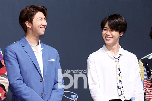 [bnt포토] 방탄소년단 RM-지민 '데칼코마니 미소~' | bnt뉴스