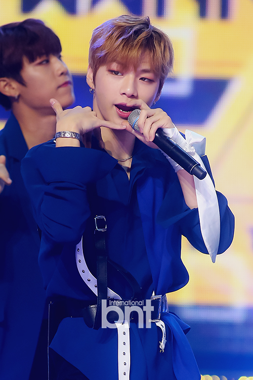 [bnt포토] 워너원 강다니엘 '콜 미?' | bnt뉴스