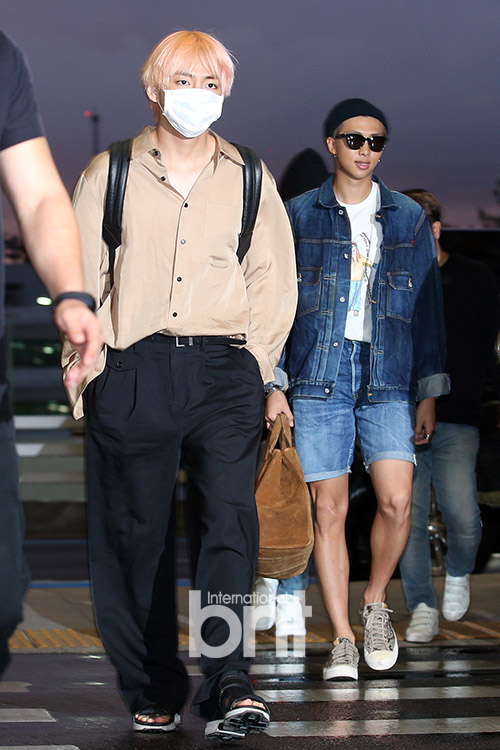 [bnt포토] 방탄소년단 뷔-RM '월드투어 떠나요' | bnt뉴스