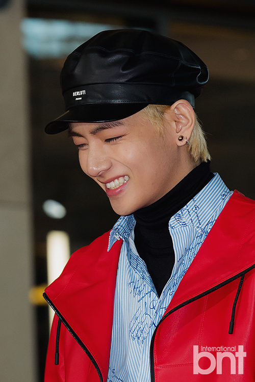 [bnt포토+] '멋쟁이는 통한다' 뷔-RM '모자로 스타일 업업' | bnt뉴스